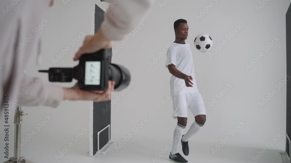 Behind-the-scenes photo shoot: A photographer in a photo studio uses a ...