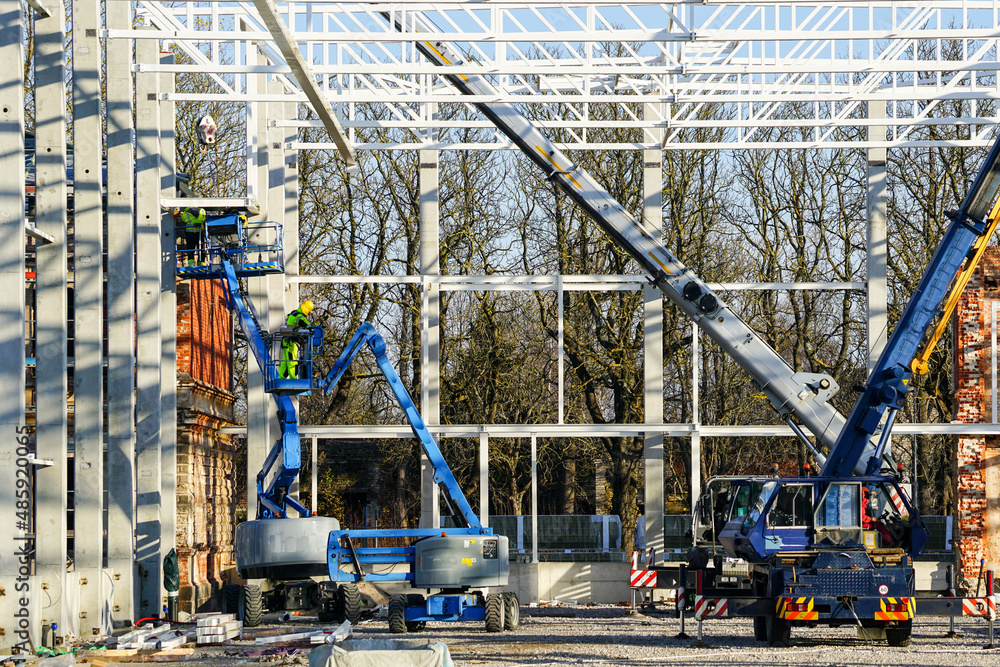 scissor platforms and telescopic crane for the assembly of metal ...