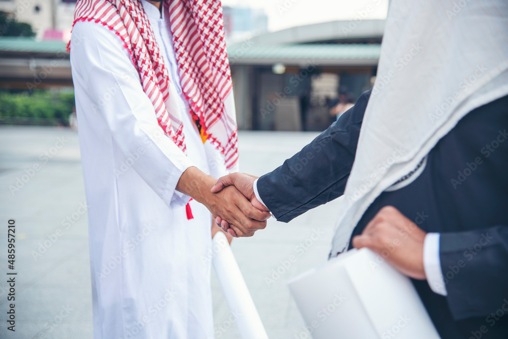 Arab Businessman Muslim dress shaking hands together. Muslim Men ...