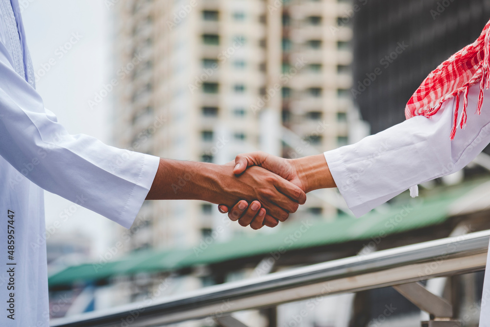 Arab Businessman Muslim dress shaking hands together. Muslim Men ...