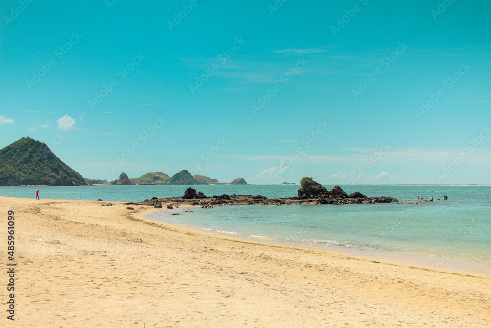 Foto de The sloping Kute Beach in Lombok, with its calm waters, is the ...