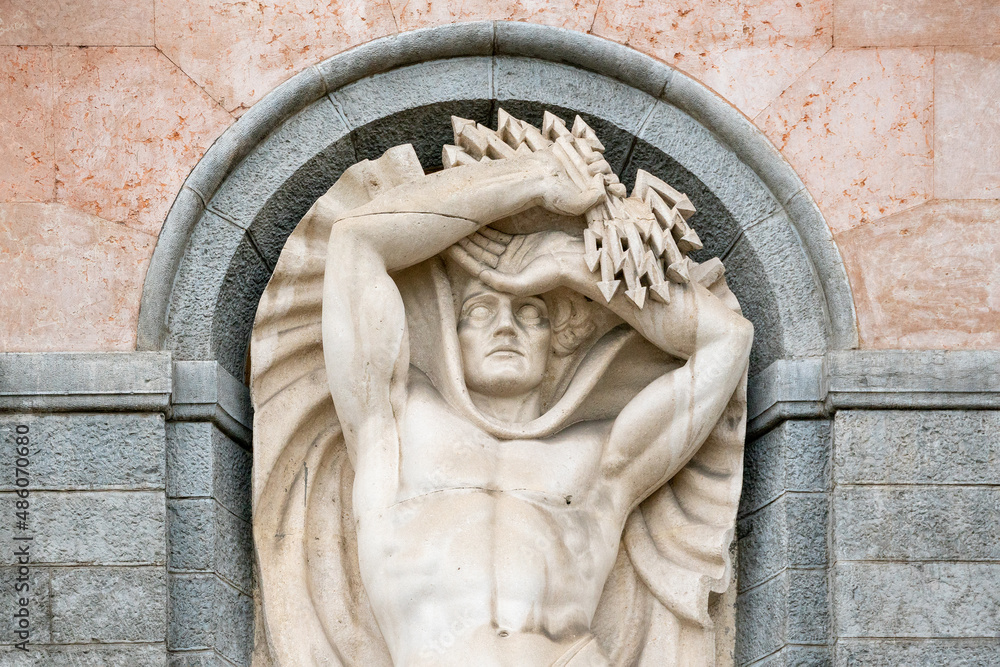 Foto de A statue of a muscular man in white marble raised his arms ...