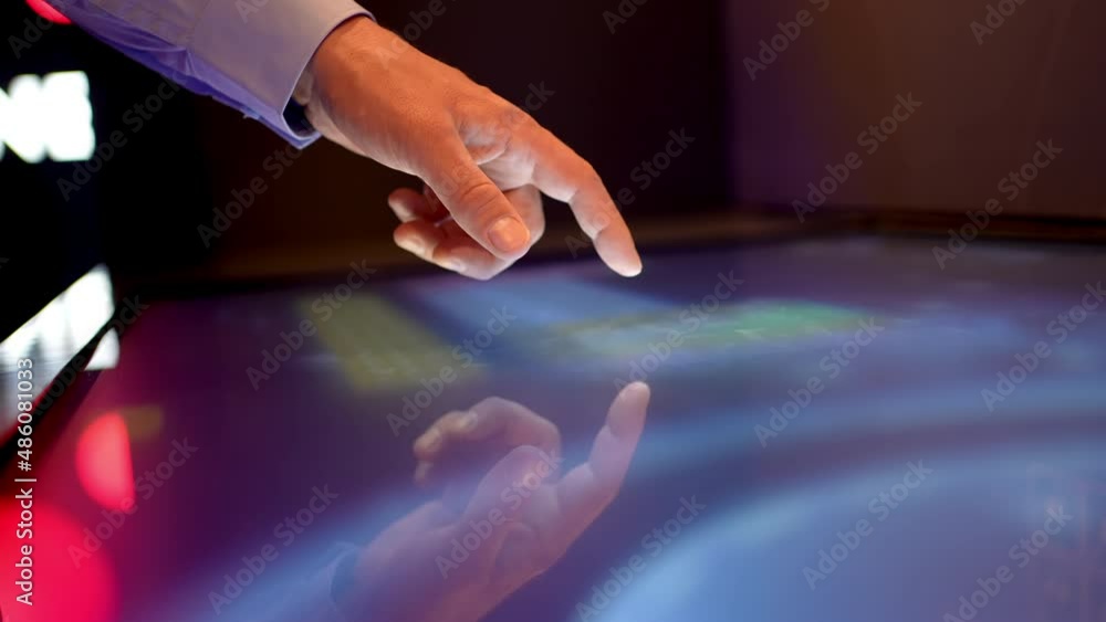 Vidéo Stock Finger hand of business man turns monitor virtual touch ...