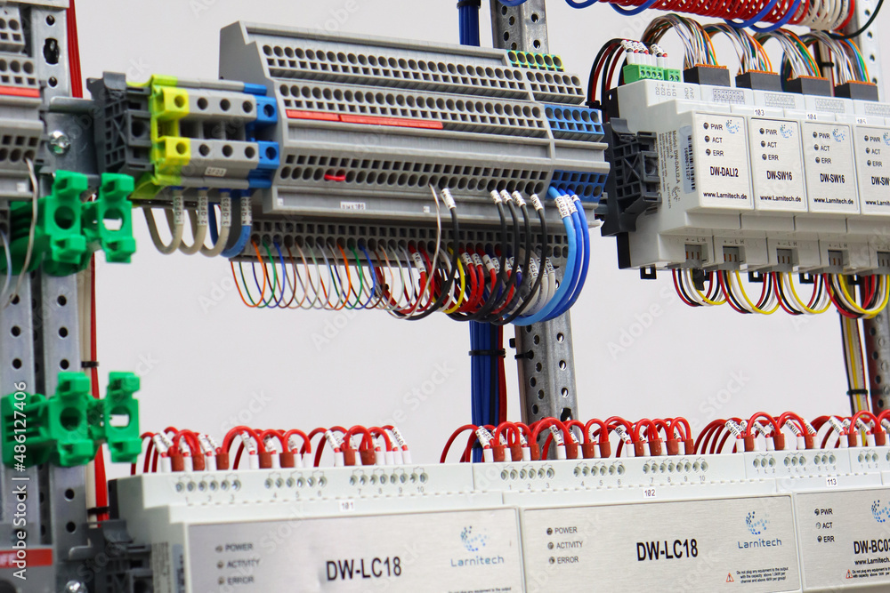 Multilevel electrical terminals for connecting mounting wires in an ...