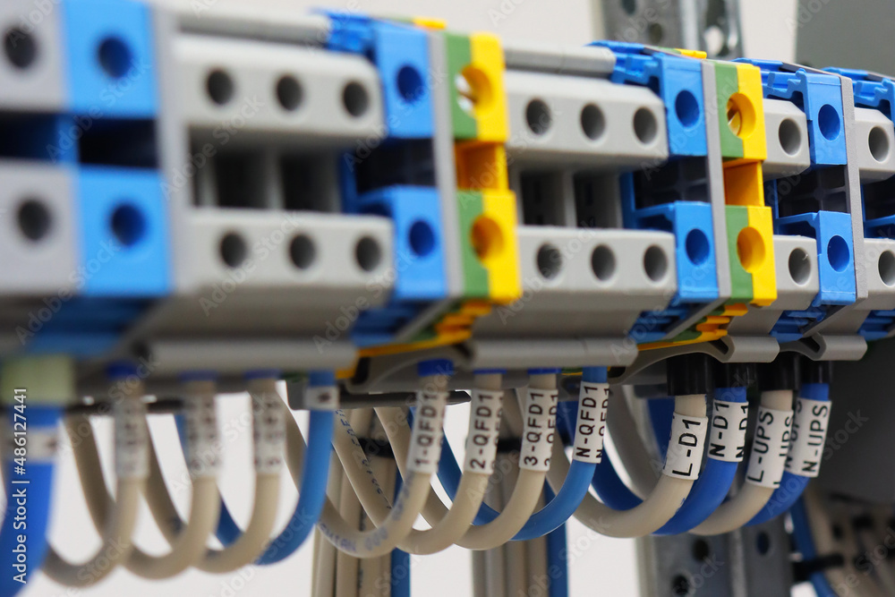 Multilevel electrical terminals for connecting mounting wires in an ...