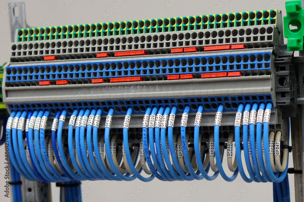 Multilevel electrical terminals for connecting mounting wires in an ...