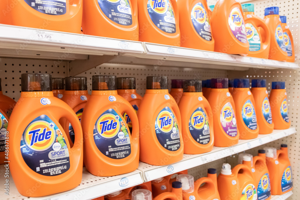 Los Angeles, CA/USA 08/21/2021 Plastic containers of Tide brand liquid ...