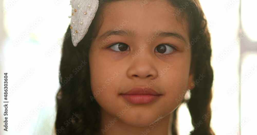 Funny little girl doing crossed eyes foto de Stock | Adobe Stock