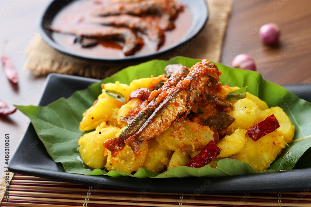 Foto de tapioca and spicy hot Kerala fish curry Indian food on banana ...