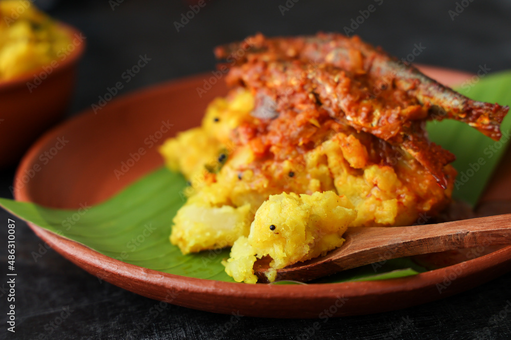 Foto de tapioca and spicy hot Kerala fish curry Indian food on banana ...