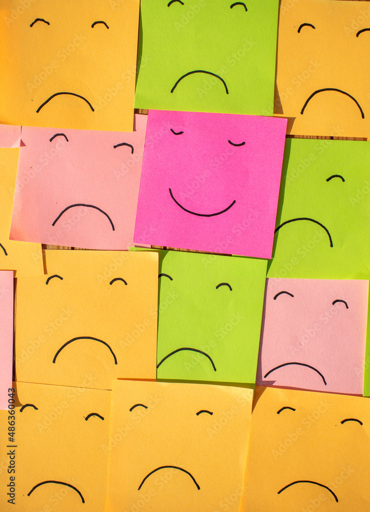 varios posits de diferentes colores con caras tristes y un posit en ...