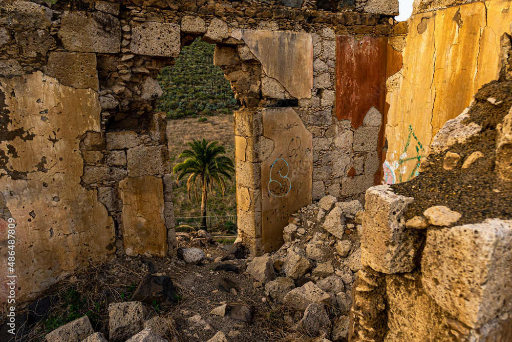 Foto de ruined castle in the canary islands in ruins with beautiful ...