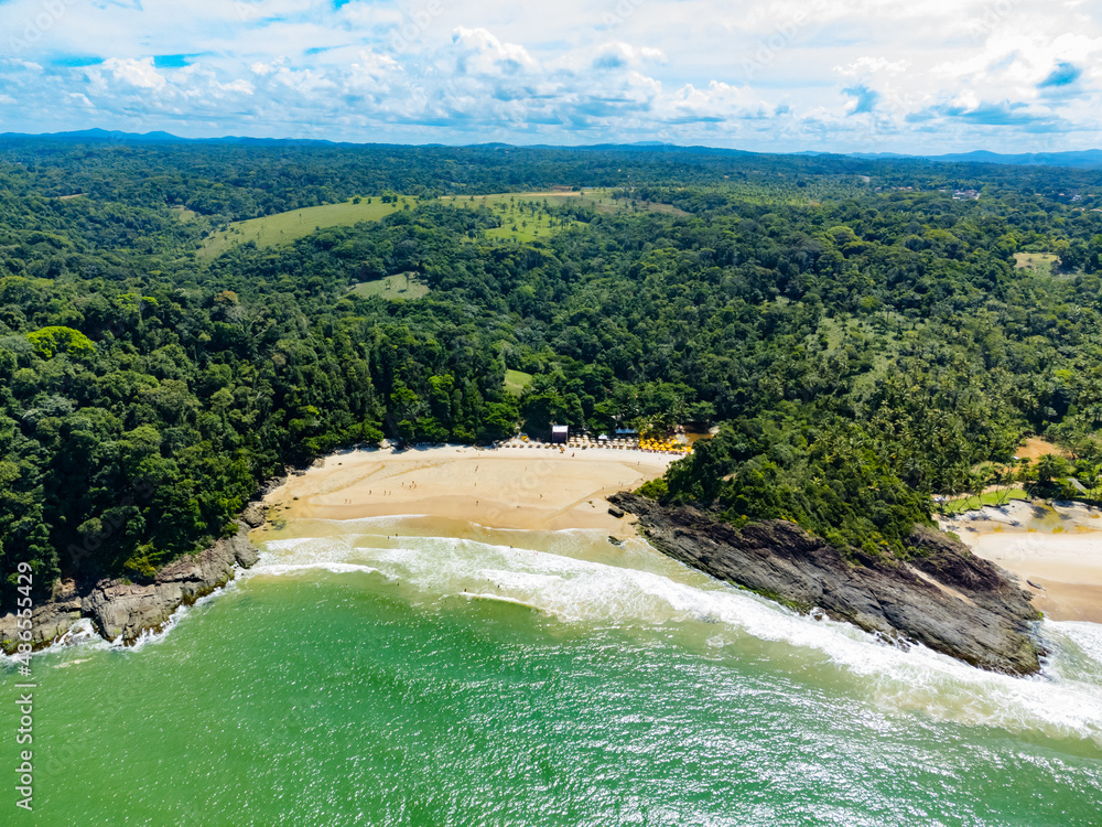Fotografia terrestre e aérea da Praia da Ribeira, também conhecida com ...