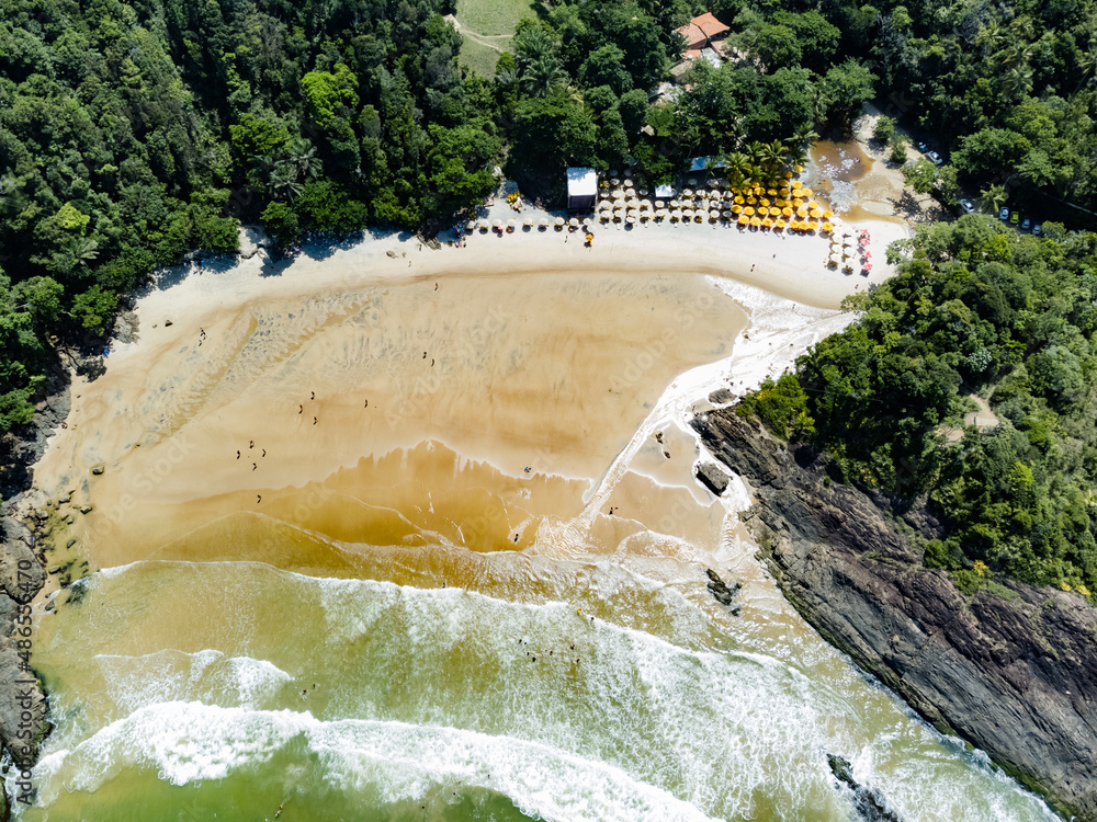 Fotografia terrestre e aérea da Praia da Ribeira, também conhecida com ...