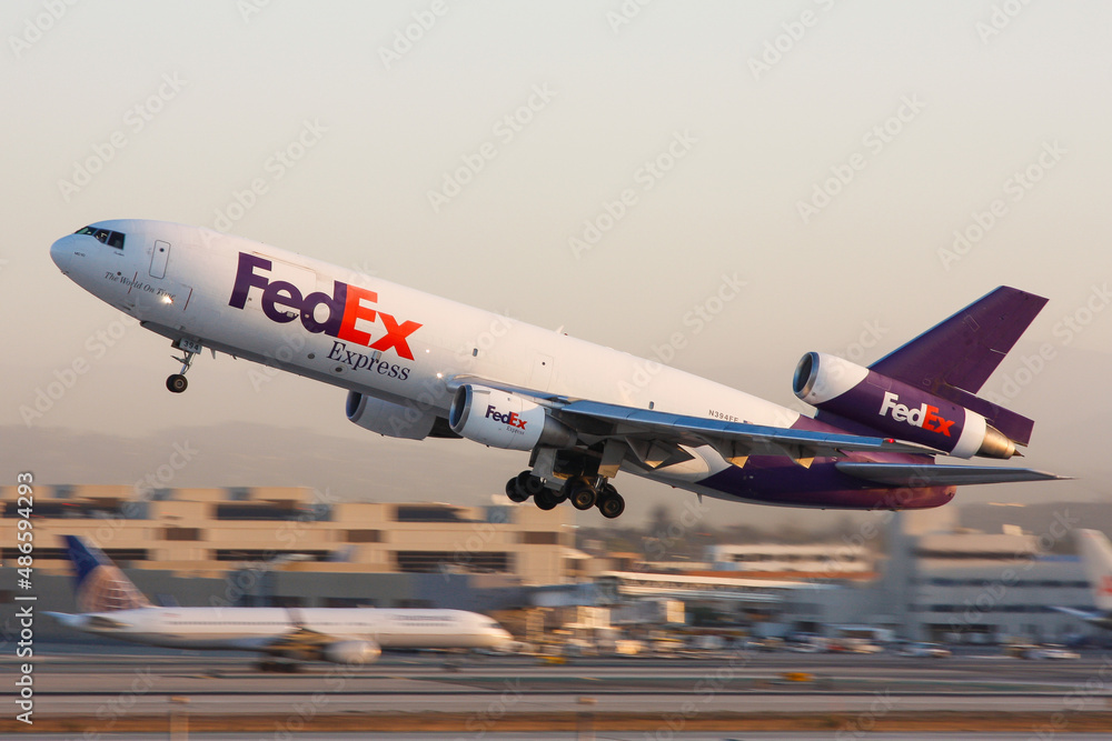 Fotografia do Stock: FedEx MD10 cargo jet aircraft departing Los ...