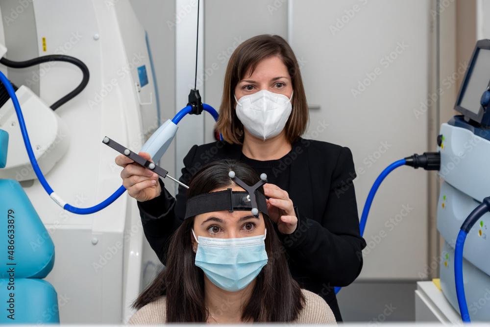 Doctor measuring brain of patient with TMS foto de Stock | Adobe Stock