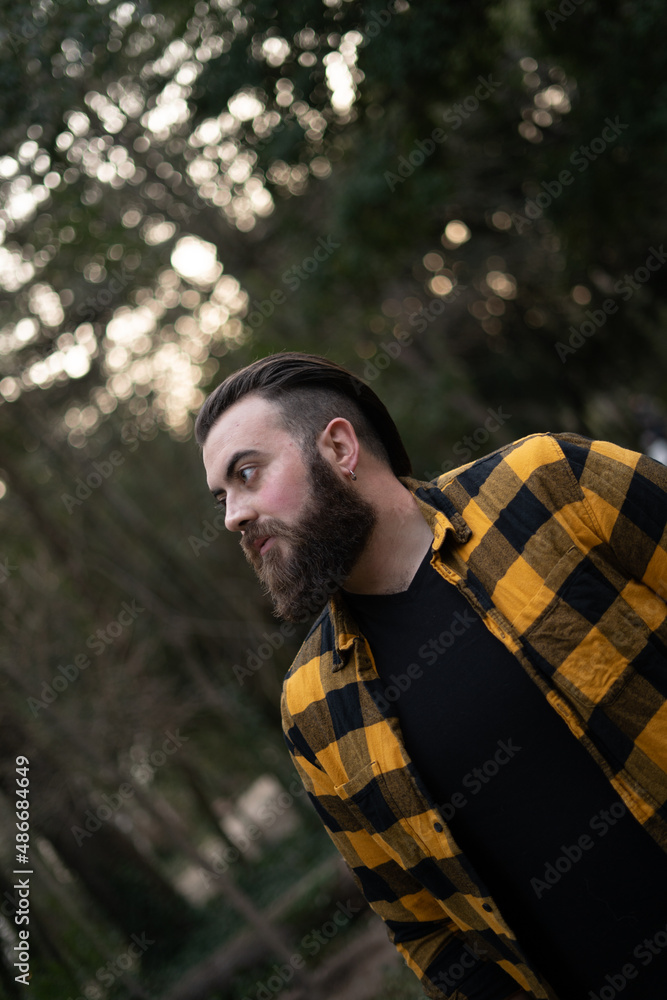 Hombre español con barba y camisa de leñador americano, fuerte, rudo ...