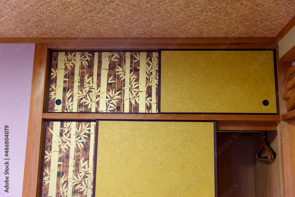昔ながらの温泉旅館の押し入れ、収納棚 Stock Photo | Adobe Stock
