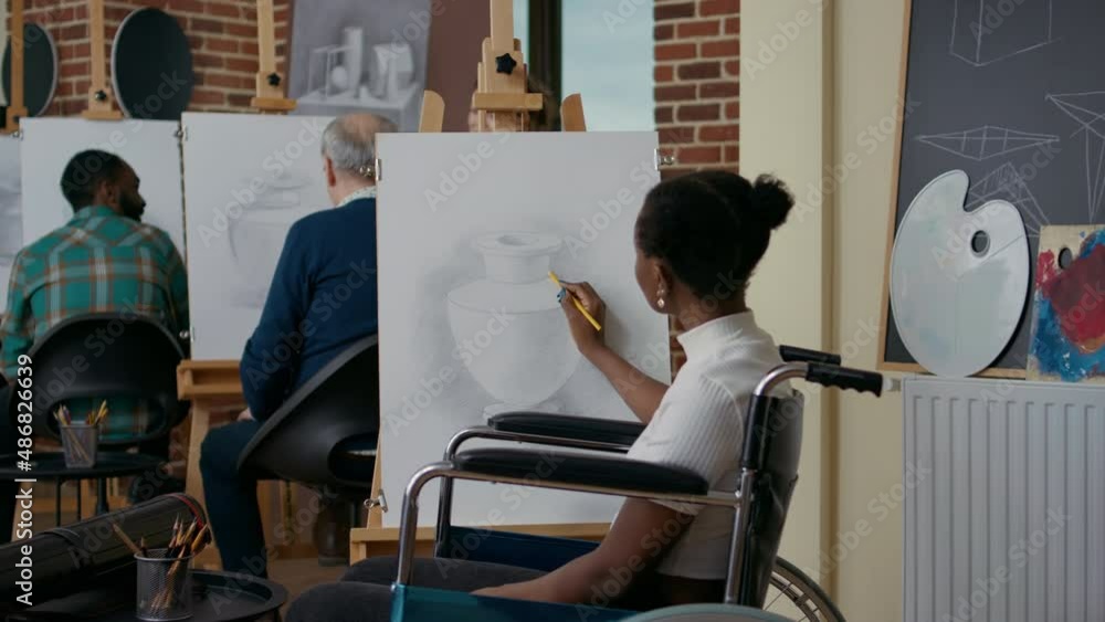 Vidéo Stock Creative woman in wheelchair attending art class lesson ...