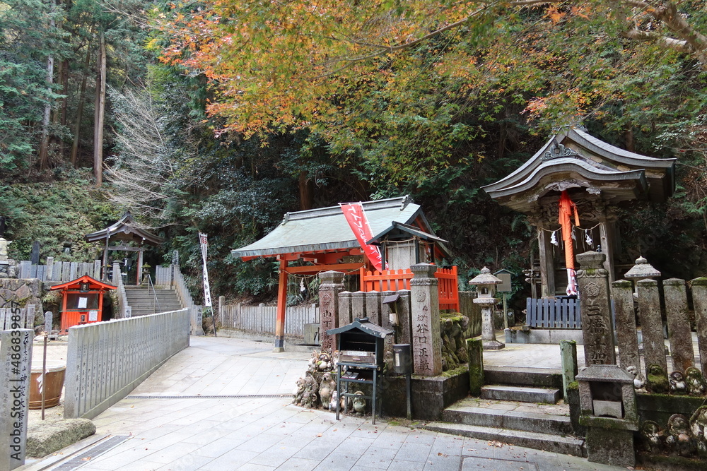 Subordinate Shrines of Ususamamyo-ohin and Sanshamyojindo in the ...