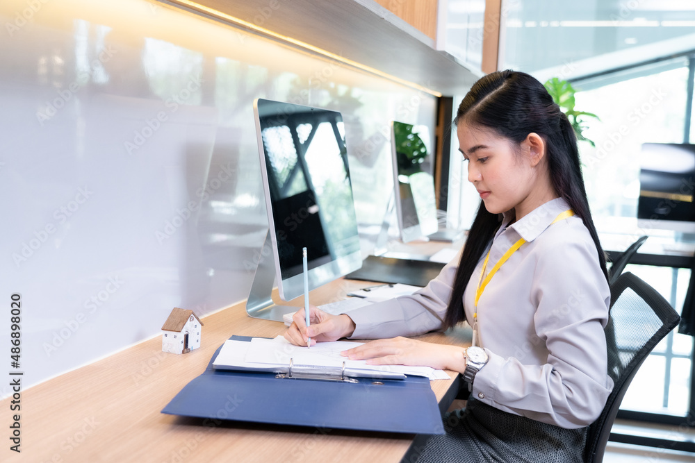 Foto Stock Beautiful Asian businesswoman working in front of her ...