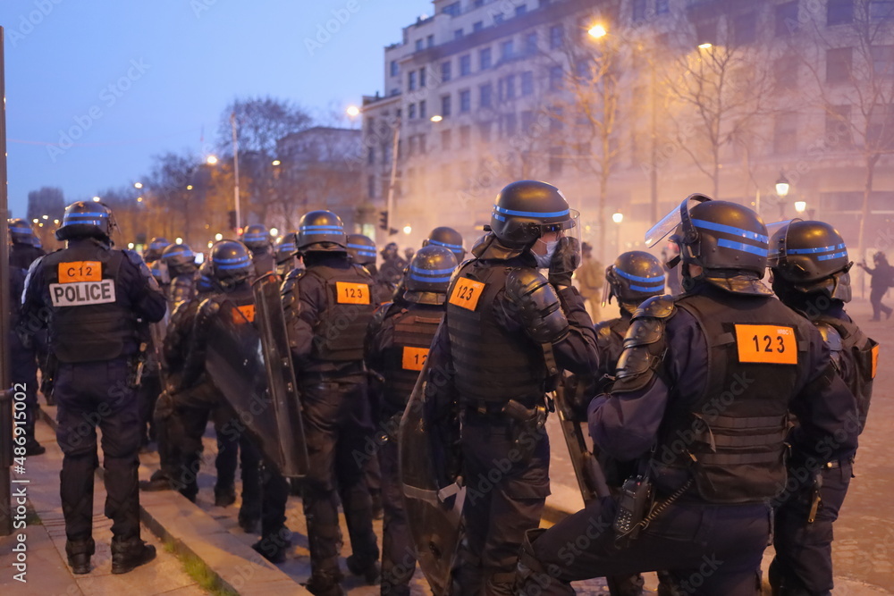 editorial : massive police unit intervention during "free convoy ...