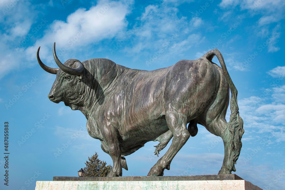 Estatua en bronce al toro de la Vega en la villa de Tordesillas ...