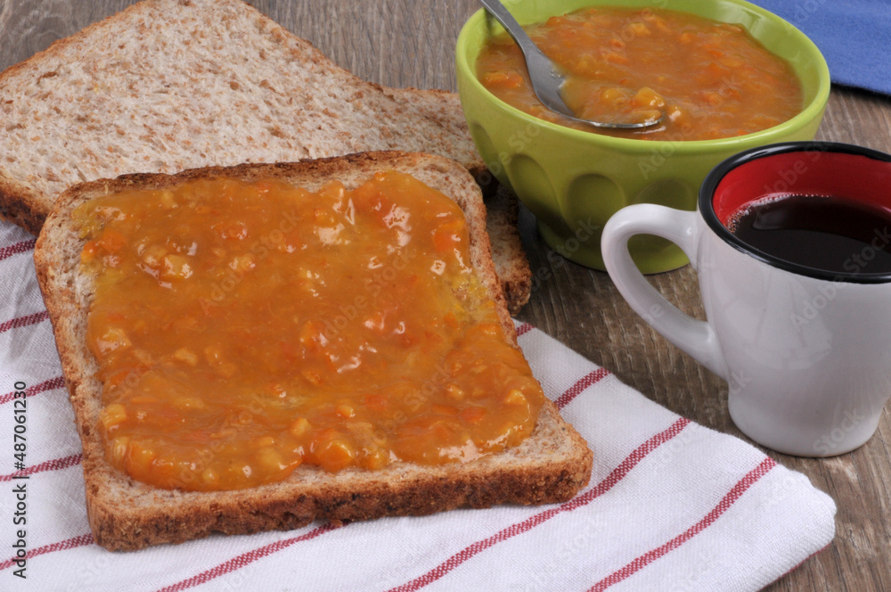 Tranches de pain de mie avec de la confiture de clémantines avec une ...