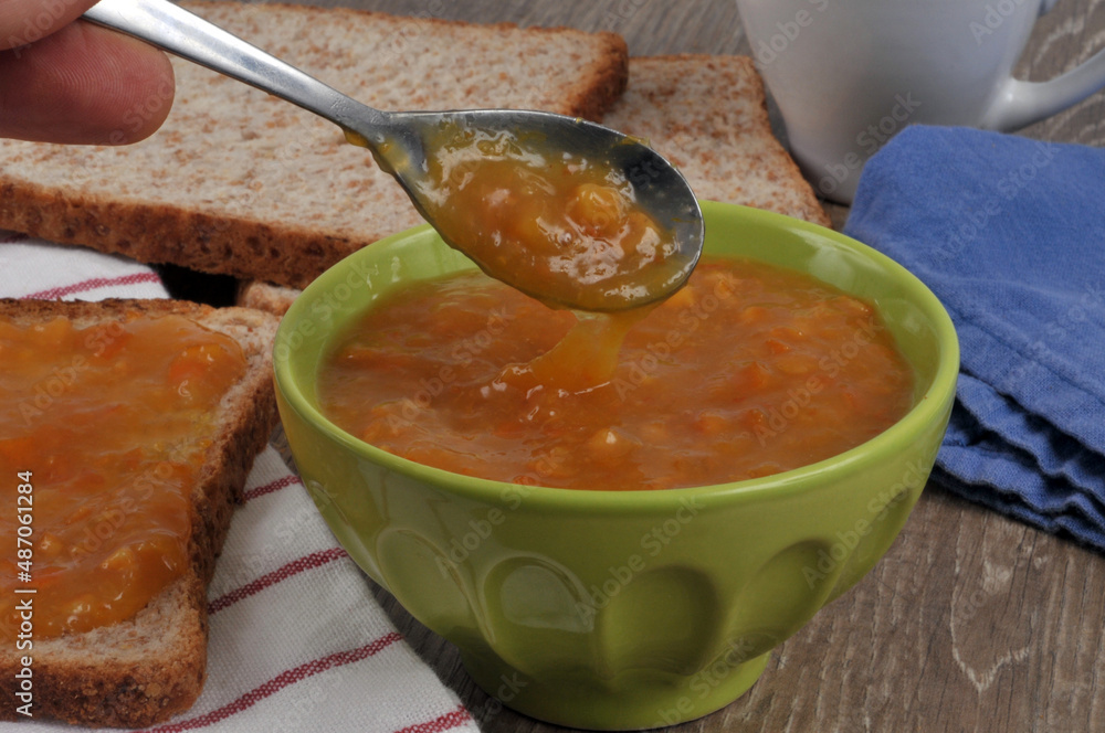 Tranches de pain de mie avec de la confiture de clémantines et une ...