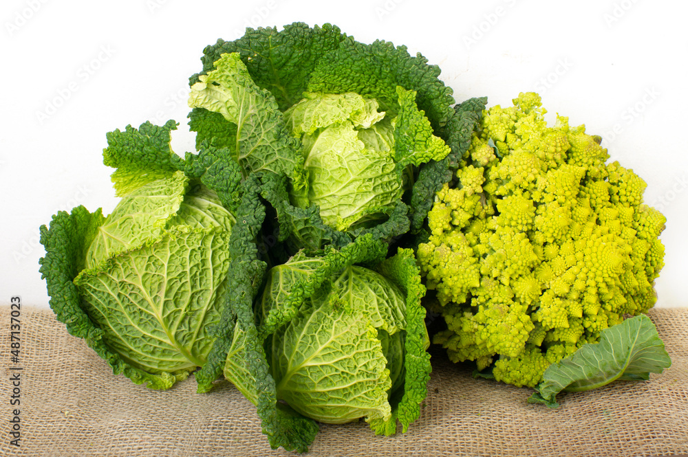 Grupo de berzas y col romanosqui sobre saco y fondo blanco foto de ...