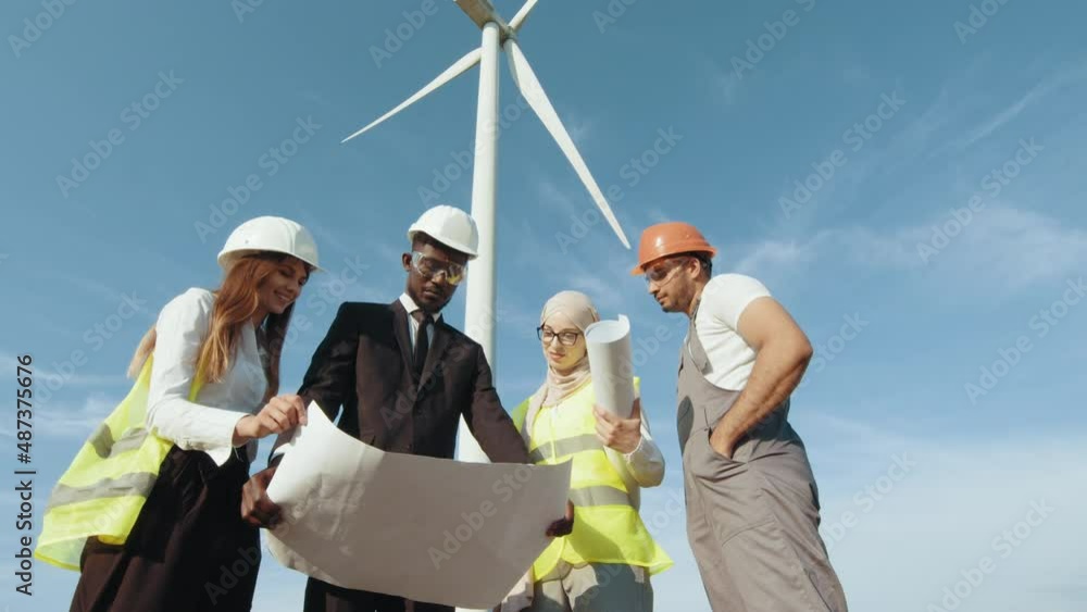Vidéo Stock Engineers explores future wind turbine installation projects. Teamwork ...