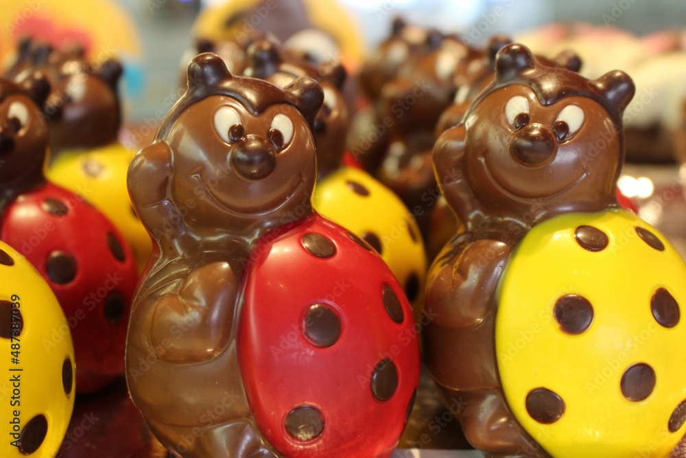 Foto de Chocolate figure in the shape of a red and yellow ladybug ...