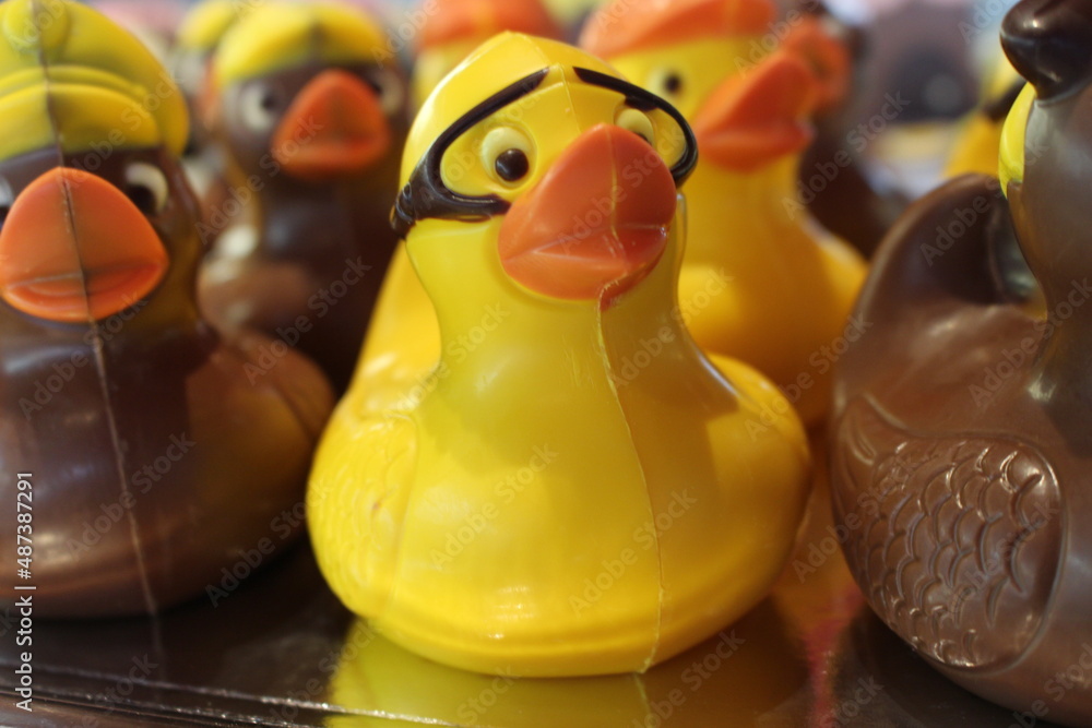 Foto de Chocolate figure in the shape of a yellow rubber duck ...