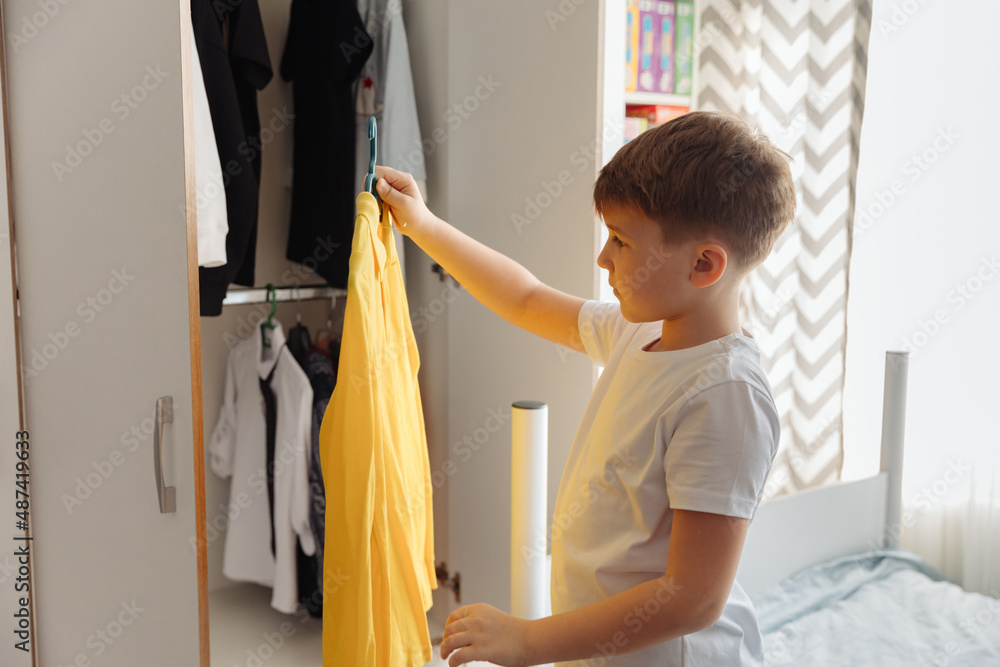 Foto de Tween boy getting ready for school in the morning. Cute little ...