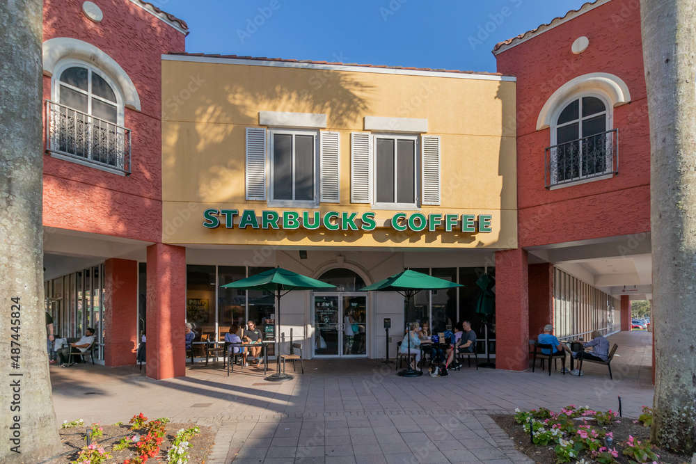 Foto de Estero, FL / USA - 2/10/2022: The facade of the Starbucks ...