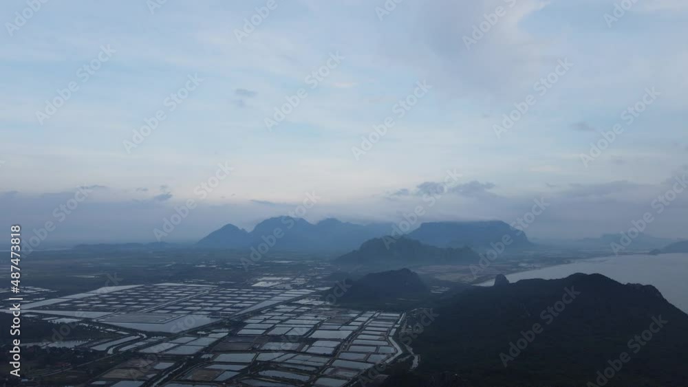 Vidéo Stock Top view area of rice fields and mountains near the sea ...