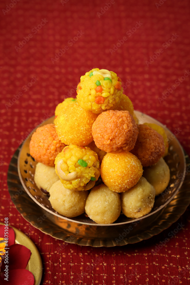 Motichoor Ladoo Rava Laddu Kesar besan boondi laddu Semolina Indian ...