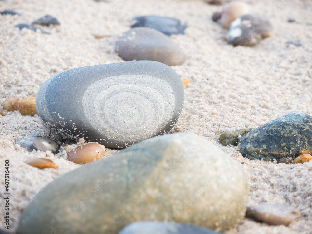Besonderer Kieselstein am Strand Stock Photo | Adobe Stock