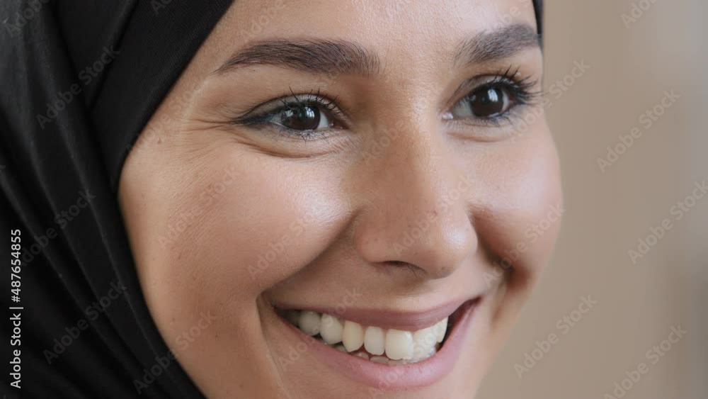 Vídeo do Stock: Close up happy face muslim girl in hijab carefree young ...