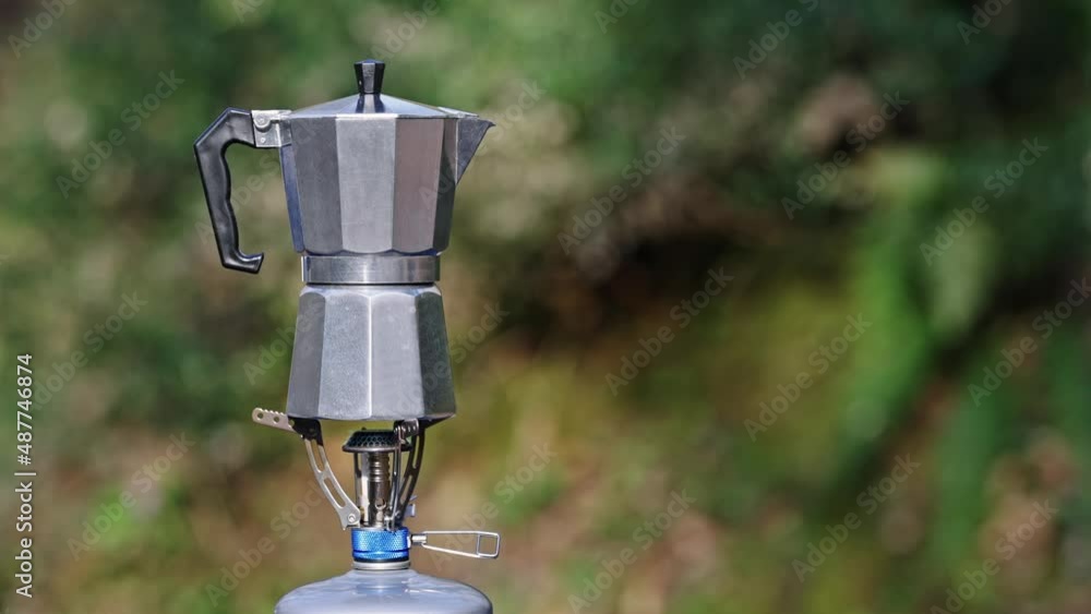 Vidéo Stock Making coffee with mocha pot. Mocha pot on camping gas ...