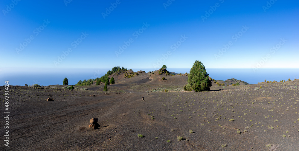 El Hierro - Panoramalandschaft am höchsten Berg Pico de Malpaso mit ...
