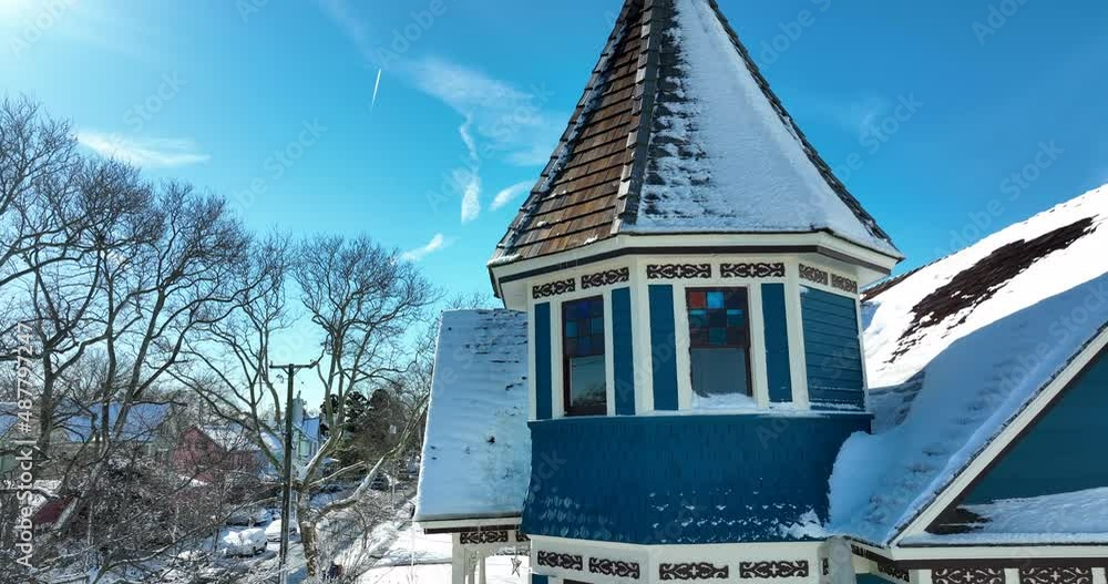 Vidéo Stock Victorian home, rooftop cupola turret, stained glass window ...