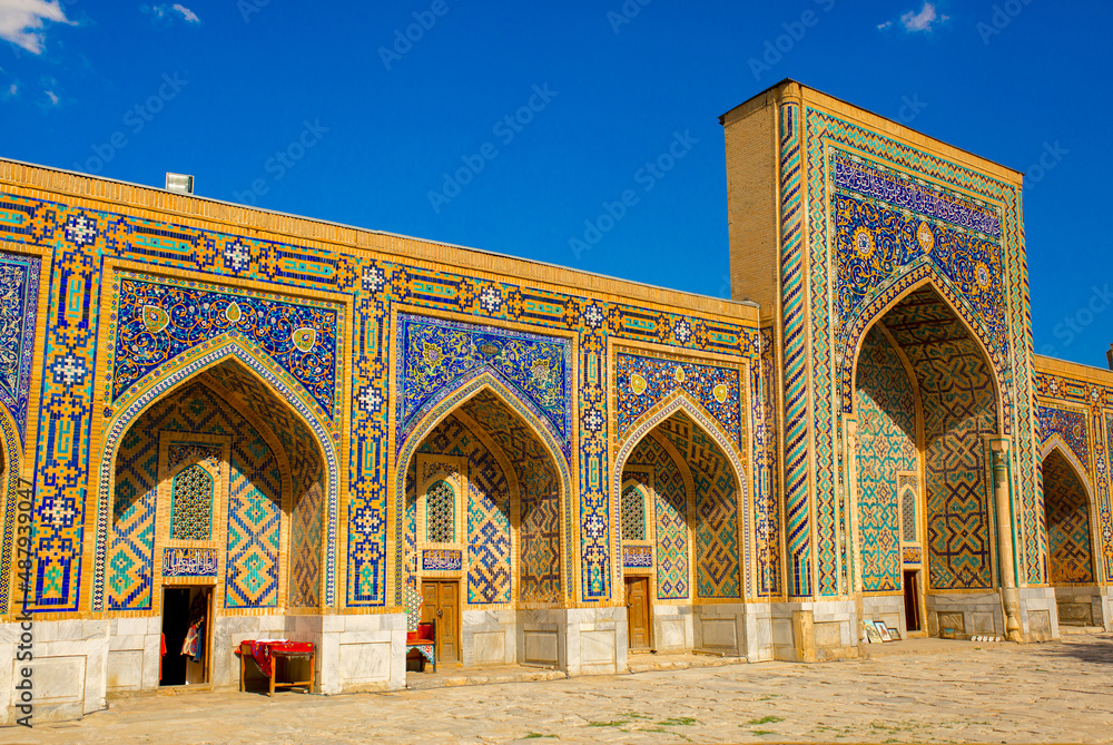 Foto de Beautiful facade of the Registan mosque building in Uzbekistan ...