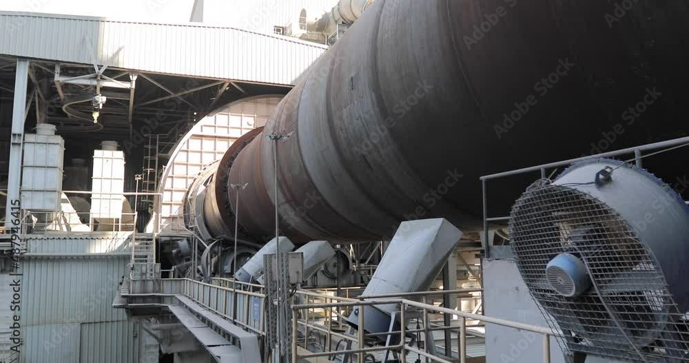 Vidéo Stock Big tube working in the big factory. Pipe is turning. Pipe ...