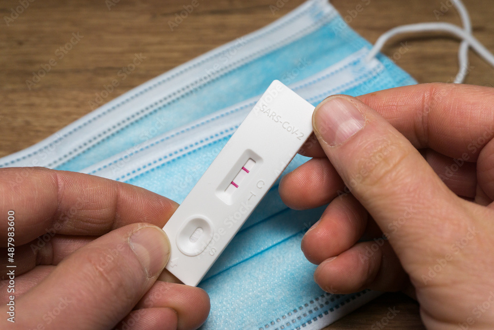 Covid-19 Schnelltest, Mann hat ein positives Testergebnis. Coronavirus ...