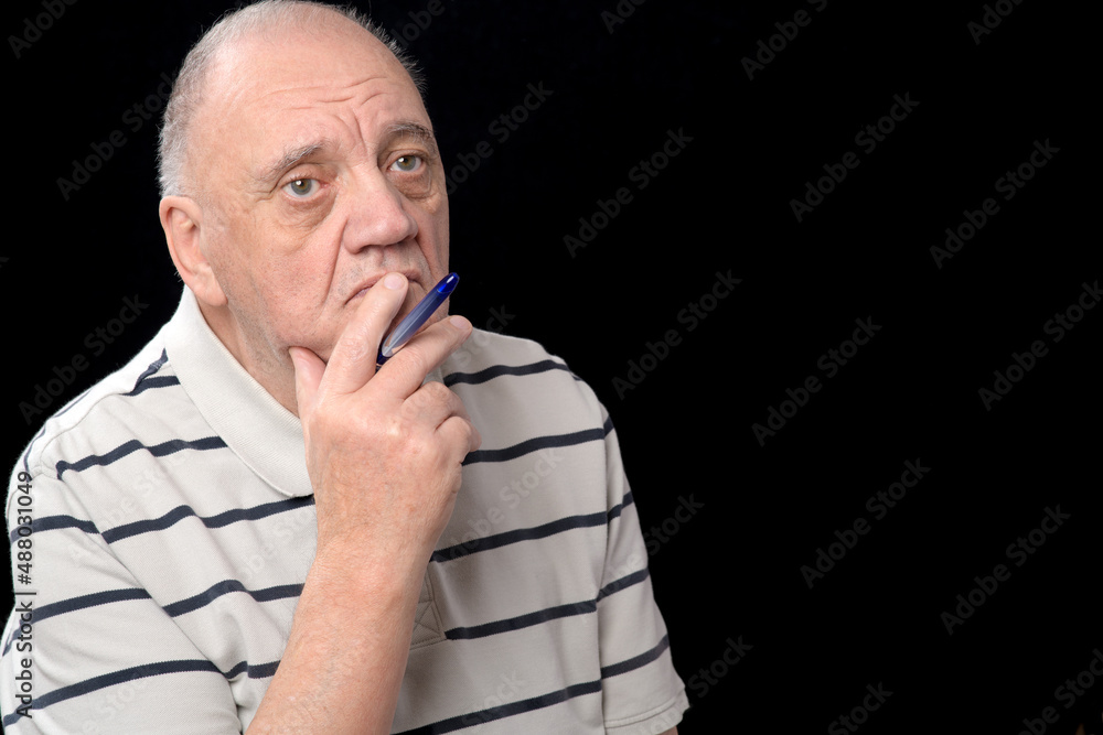 homme âgé entrain de réfléchir sur fond noir Stock Photo | Adobe Stock
