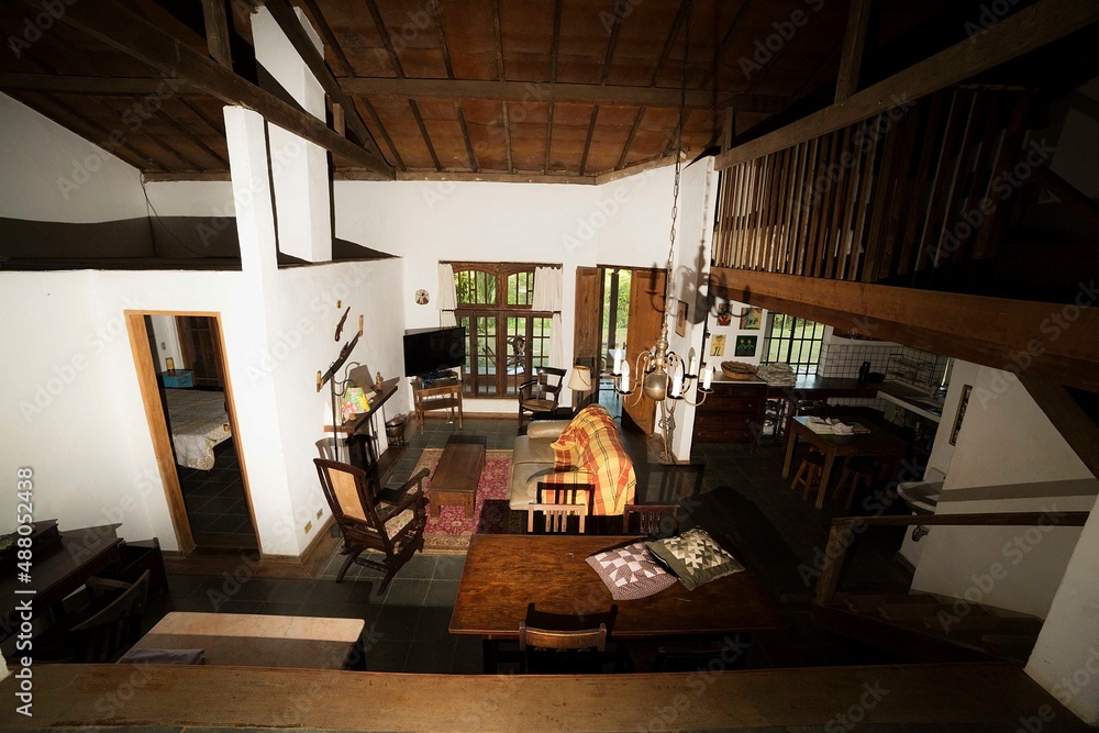 Interior de casa colonial antiga construção de madeira. Stock Photo ...