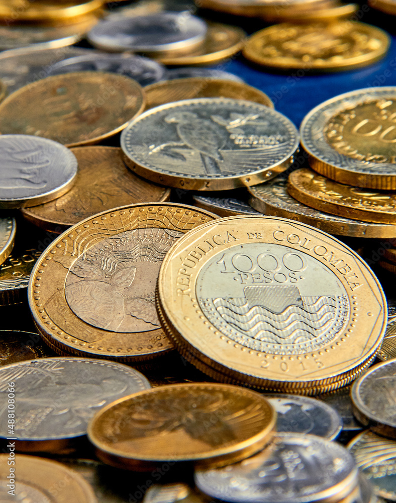 las monedas que a ahorrado un trabajador colombiano están sobre una ...