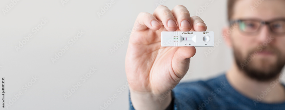 Negative test result by using rapid test device for COVID-19. ภาพถ่าย ...