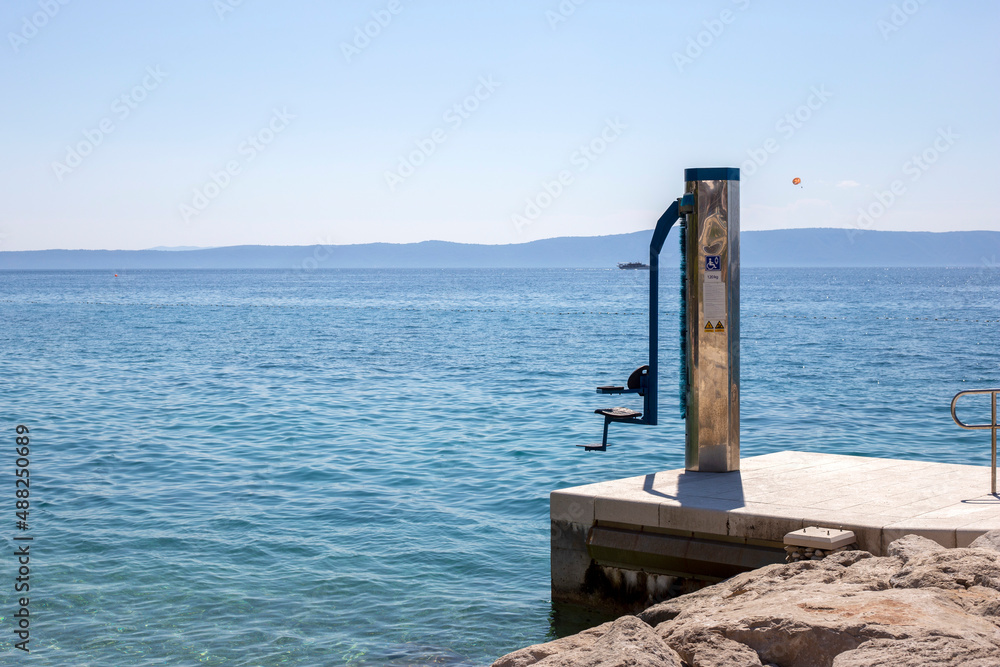 Equipment for the descent of the disabled into the water on the beach ...